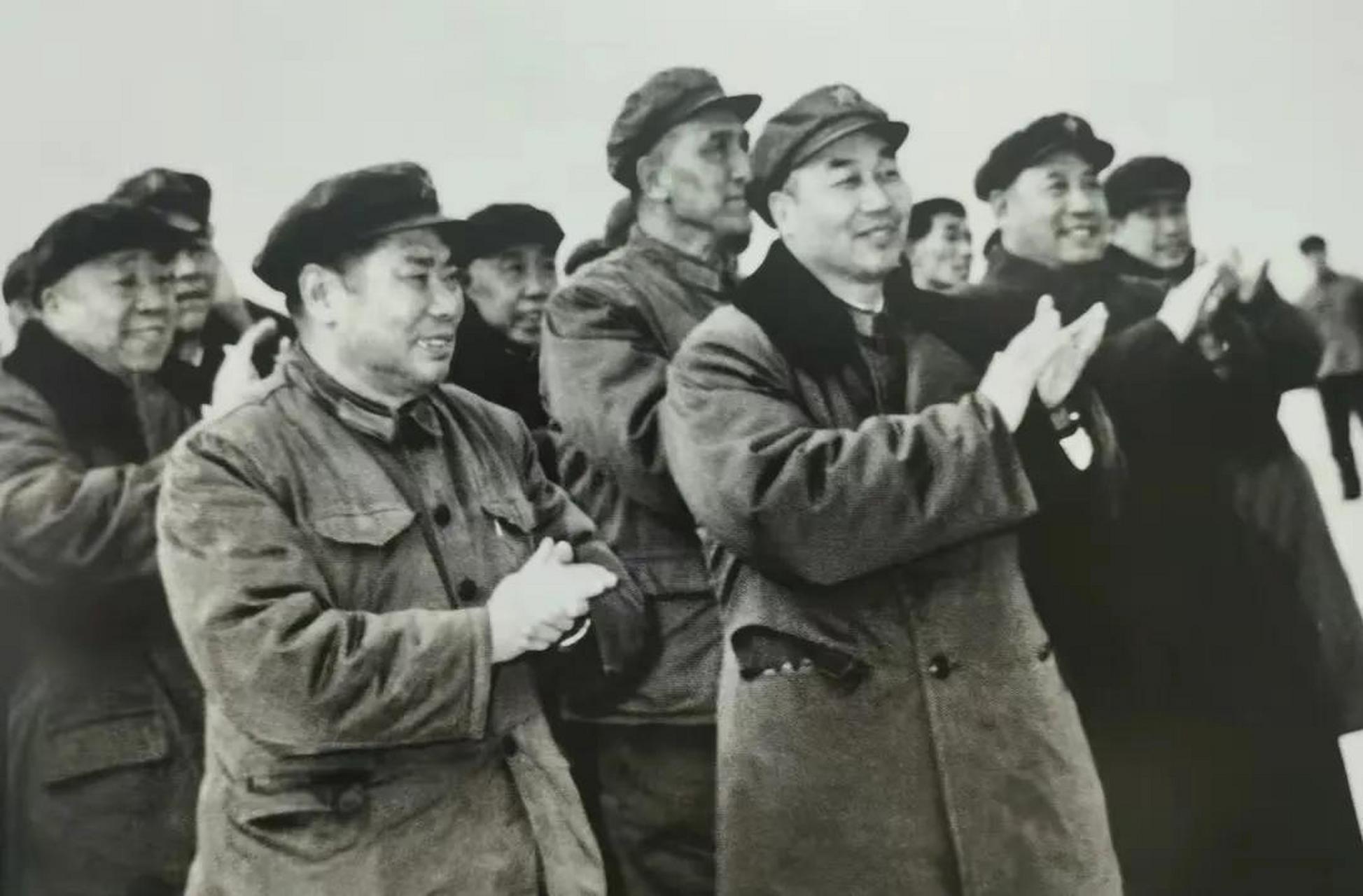 When Yang Dezhi inspected the 127th division, the secretary reminded ...