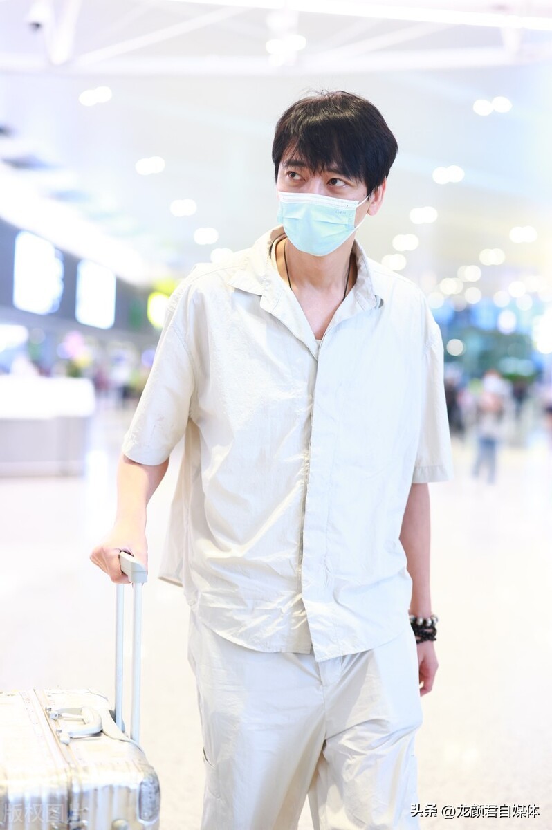 Ashin, lead singer of Mayday Band, appeared at Shanghai Airport in a ...