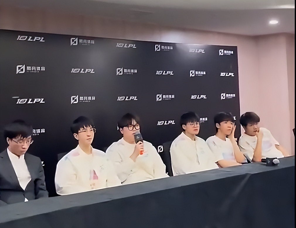 LPL四強賽Xun離譜失誤上熱搜；TES上單創新梗，發表情還能排眼？ - 頭條匯