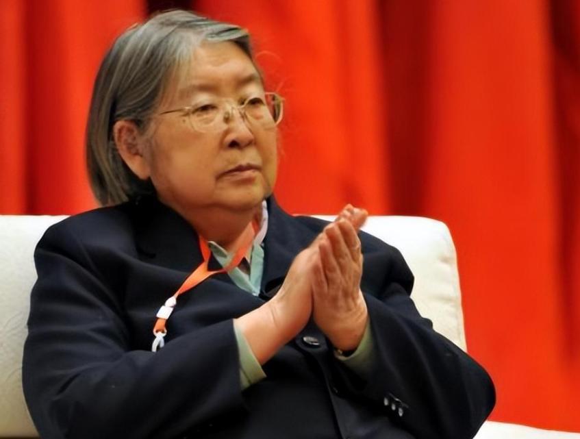 In 1953, Li Min participated in a cultural performance and was stopped ...