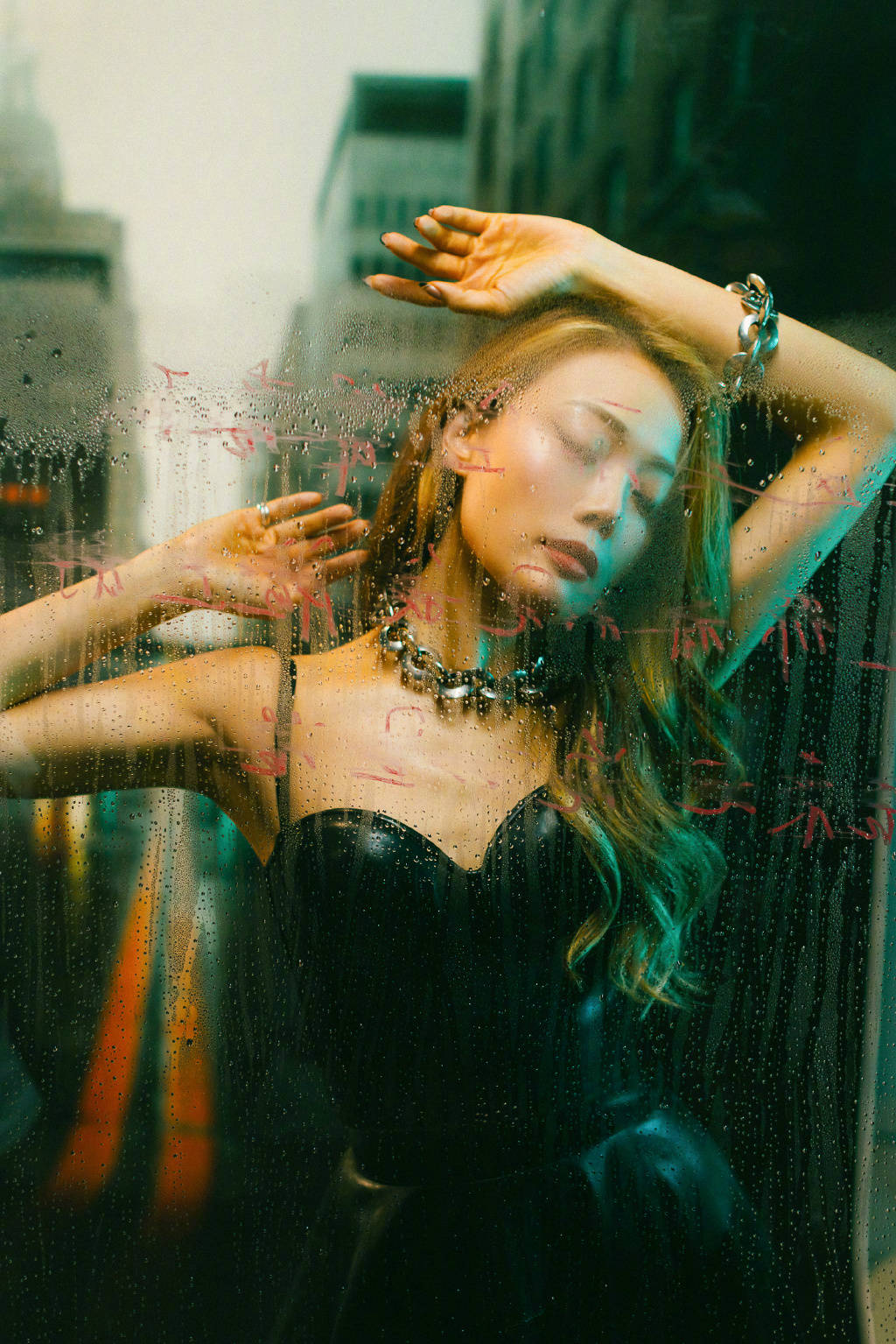 Joey Yung took a photo shoot on a rainy night, wearing a black leather ...