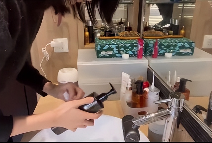 Li Yapeng's family cleaned up, Haiha Jinxi's father wiped the tables ...