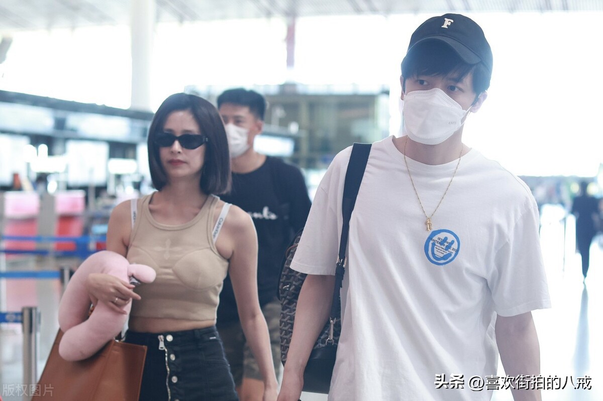 Fu Xinbo and Yinger's good-looking couple appeared at Beijing Airport very seductively - iMedia