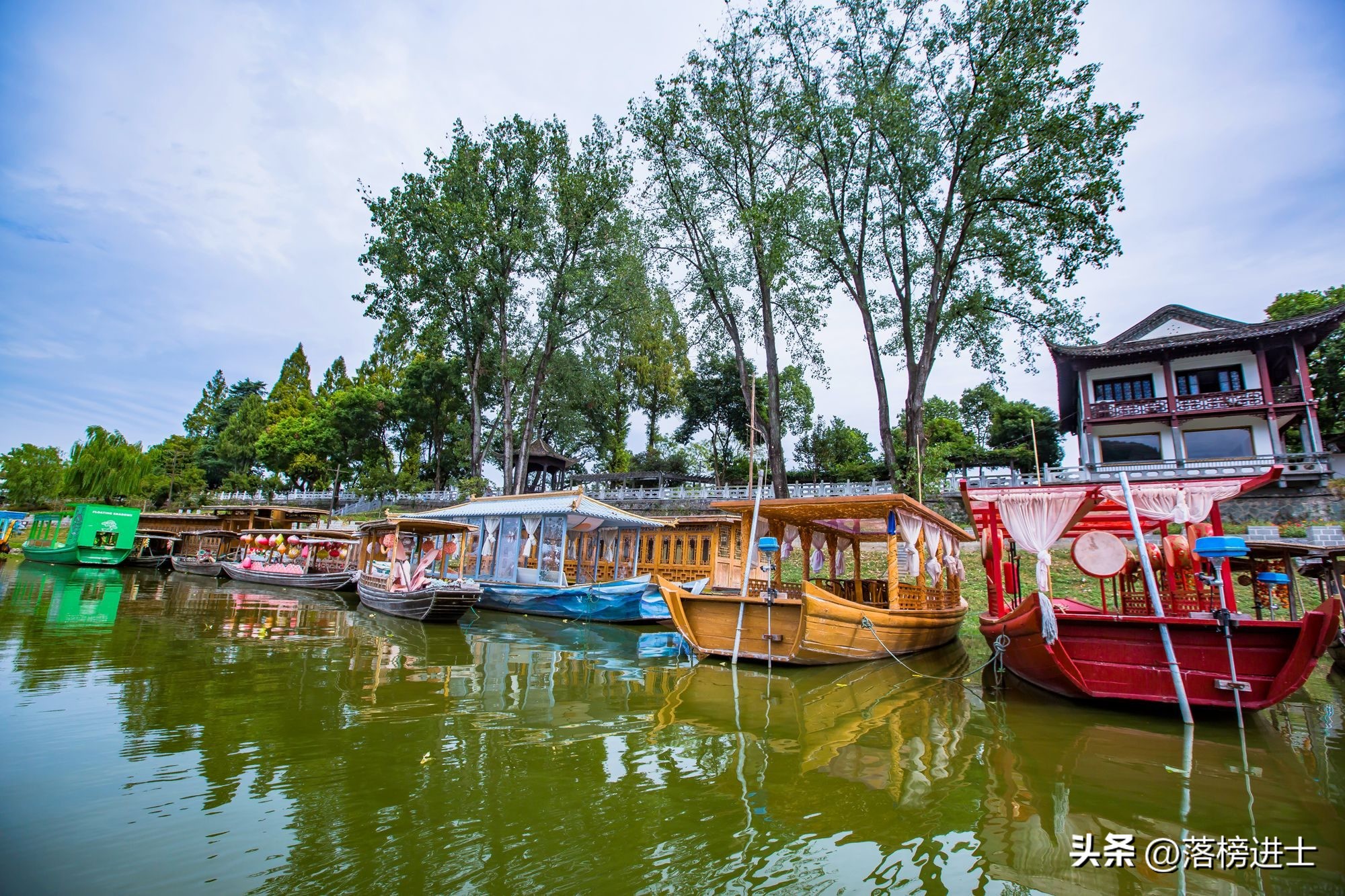 Take a scull boat at the foot of Mount Huangshan and experience the ...