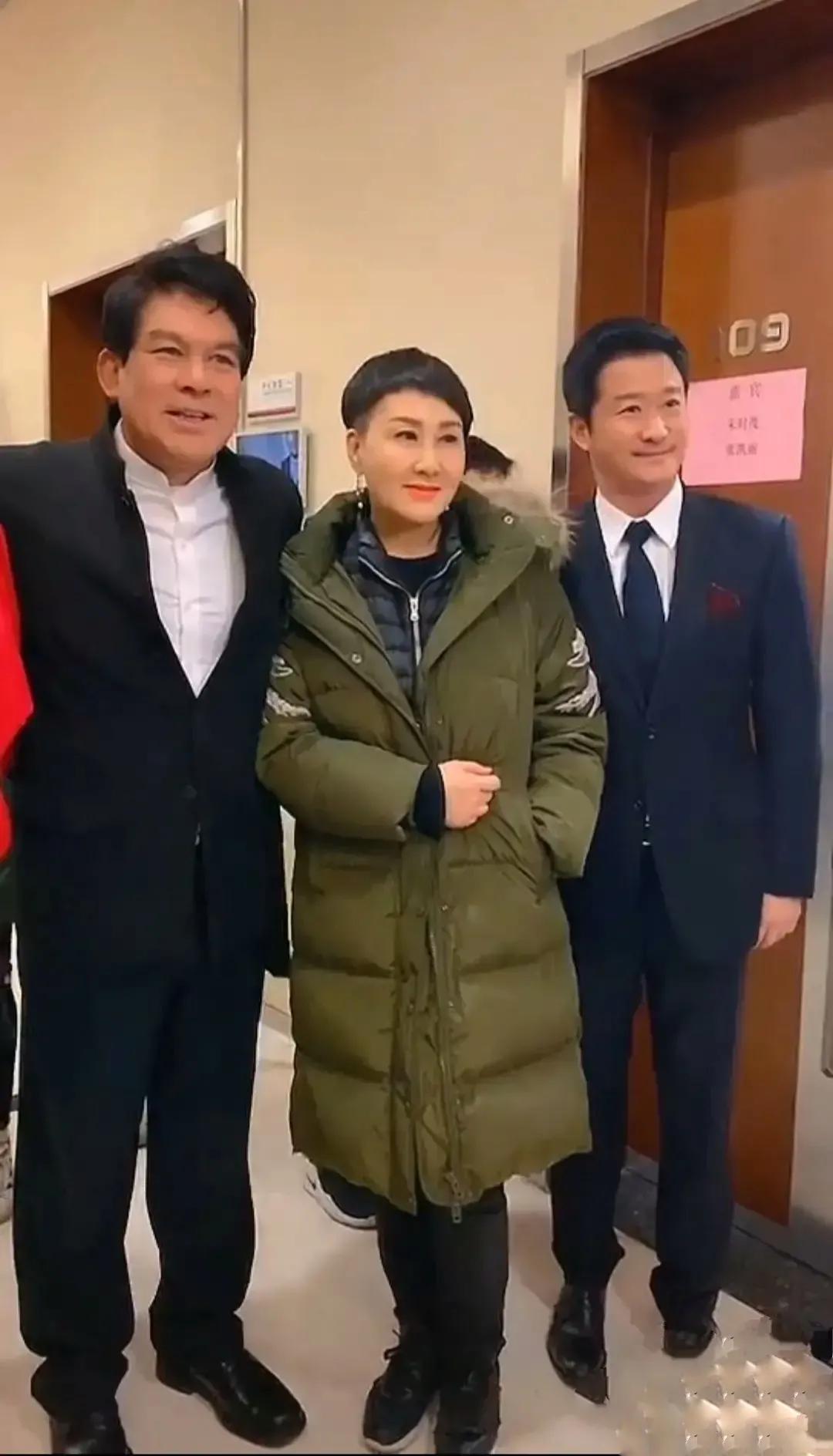 What do you think of the three artists in the photo?Why can't I like Teacher Zhang Kaili anymore ...