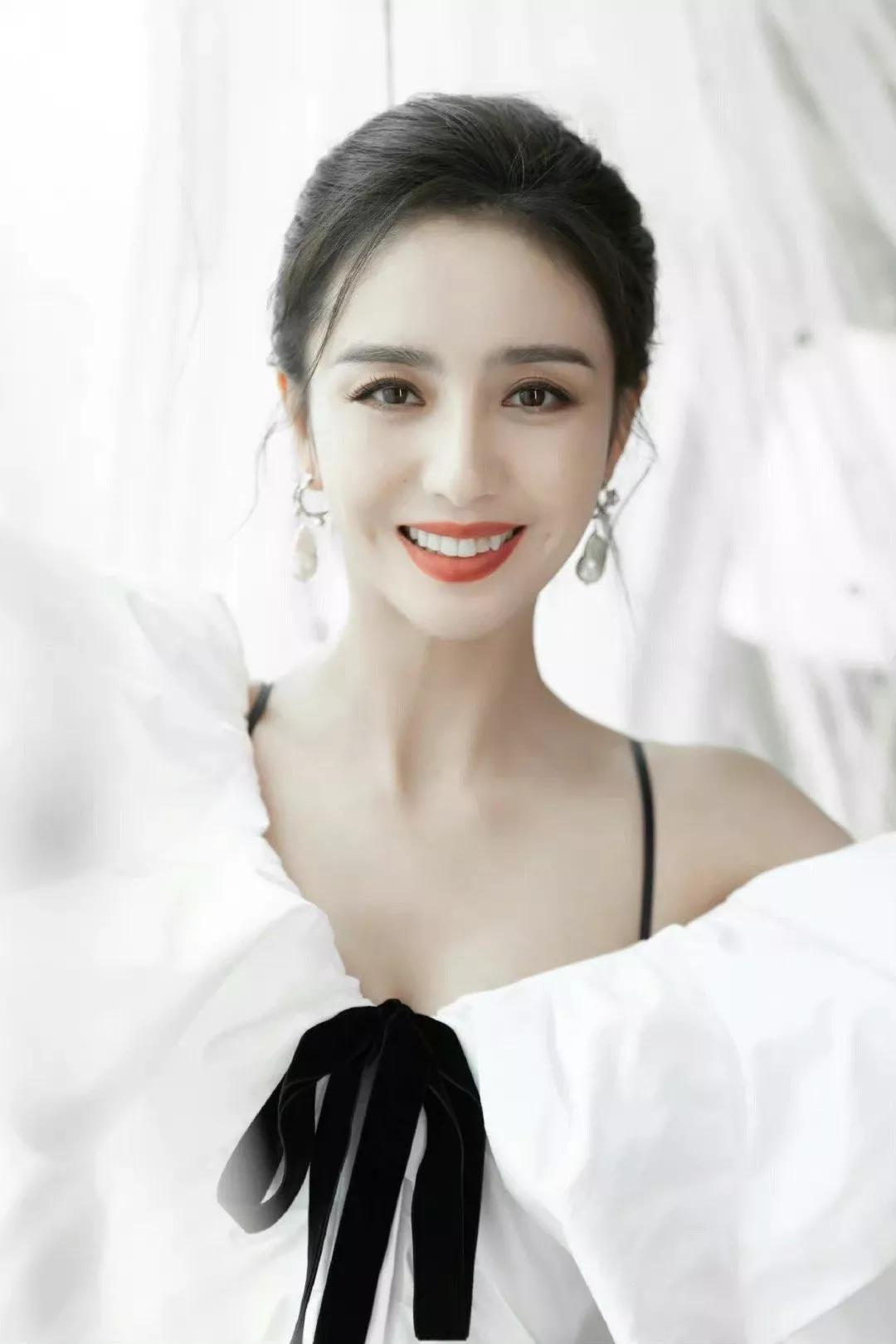 Tong Liya with high heels and long legs is so charming - iNEWS