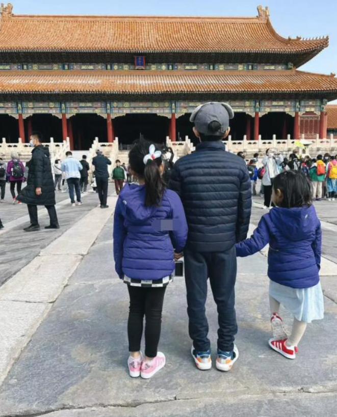 Guo Jingjing posted photos of her family climbing the Great Wall and ...