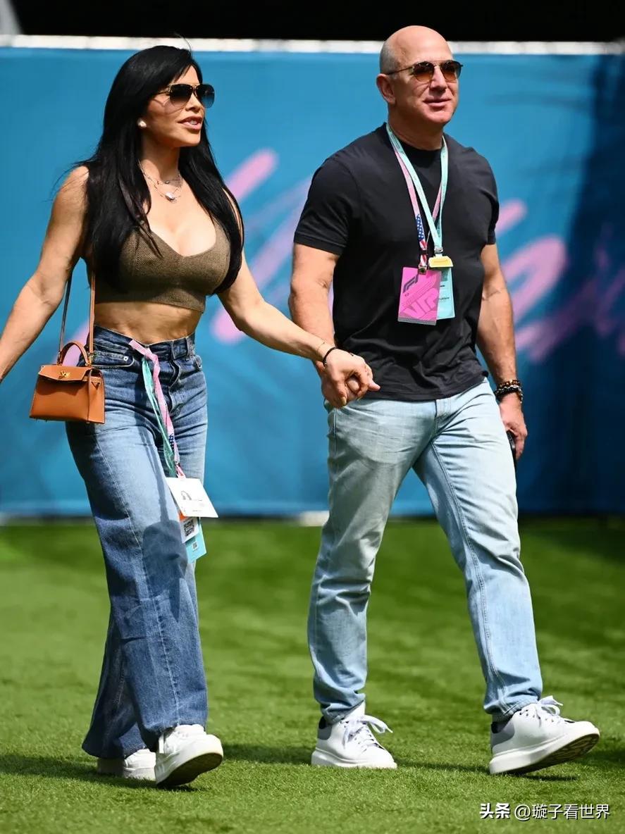 53-year-old Sanchez pinched Bezos to death and got engaged! - iMedia