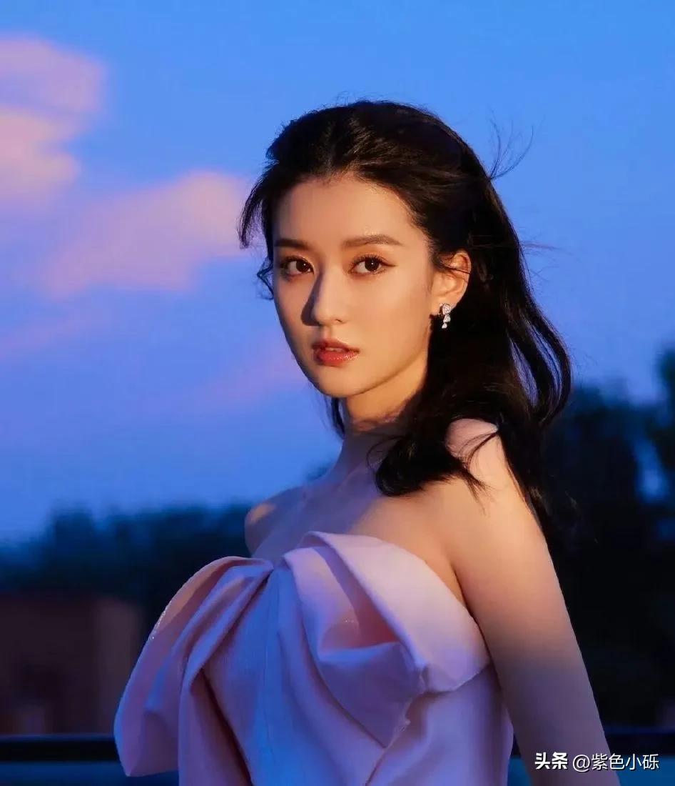 The sexy and glamorous Qiao Xin is so beautiful that it makes people's ...