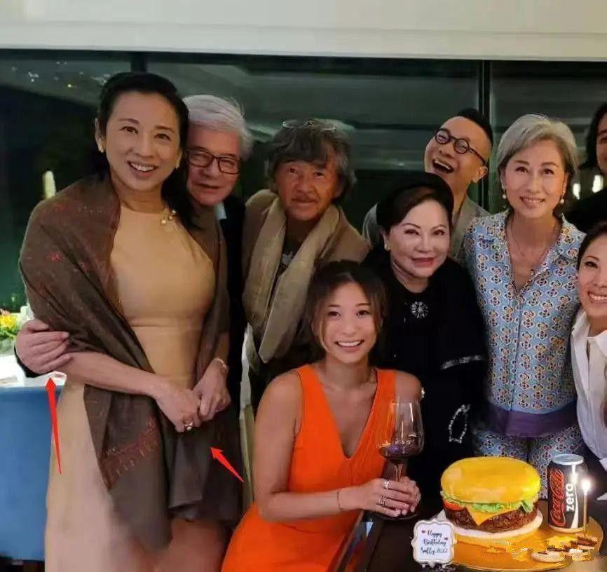 Zhu Lingling and her second husband appeared at the dinner party!Wear a ...