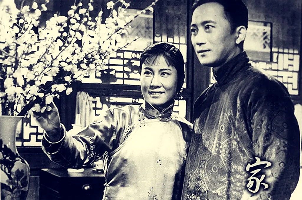 In the old movie of the Shanghai Film Studio in the 1950s, the female ...