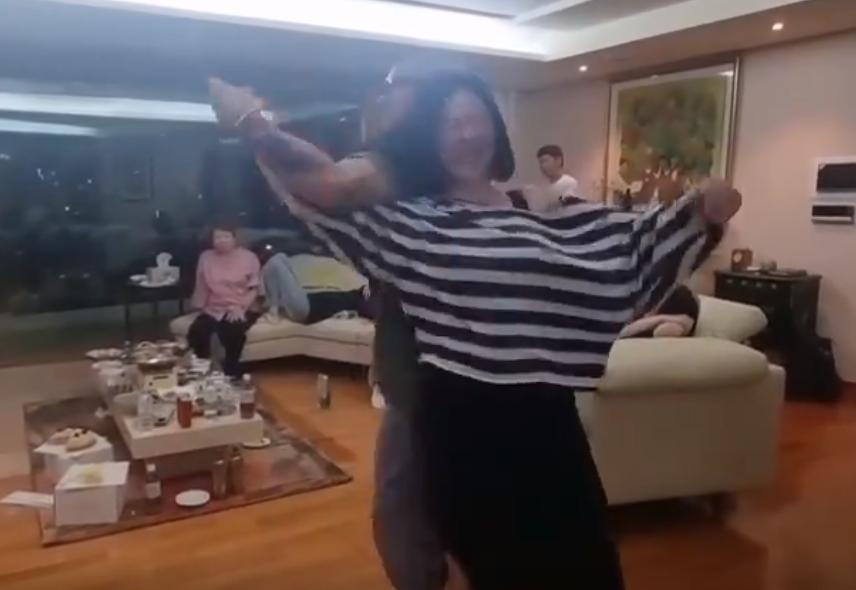 Little SKoo Jun-yup's intimate dance at home, her intimate behavior was accused of crossing the ...