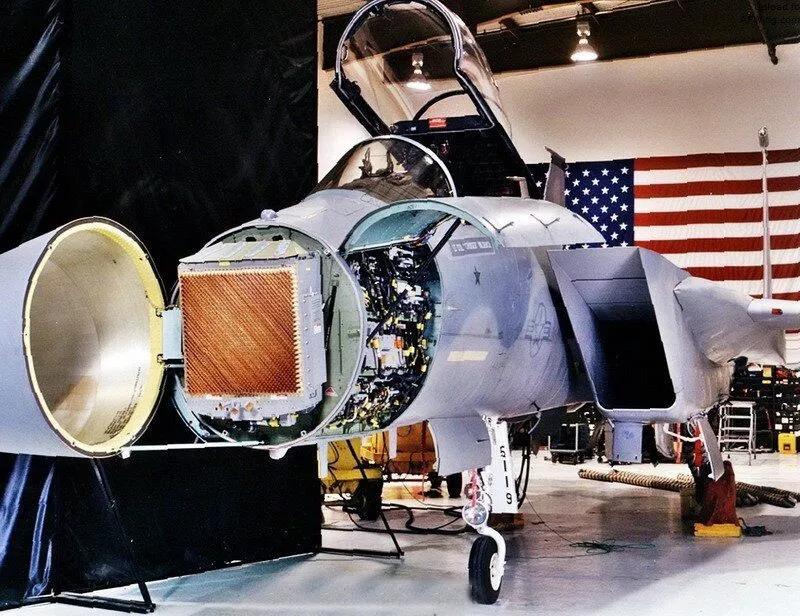 The Air Force New Year's video "Grey-headed J-11BG" is very conspicuous ...