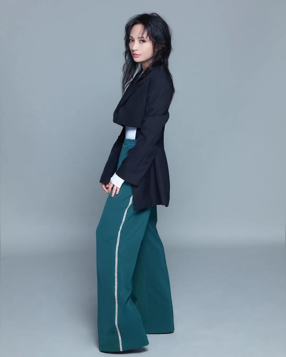 Faye, the former lead singer of the Feier Band, sings to the point of ...