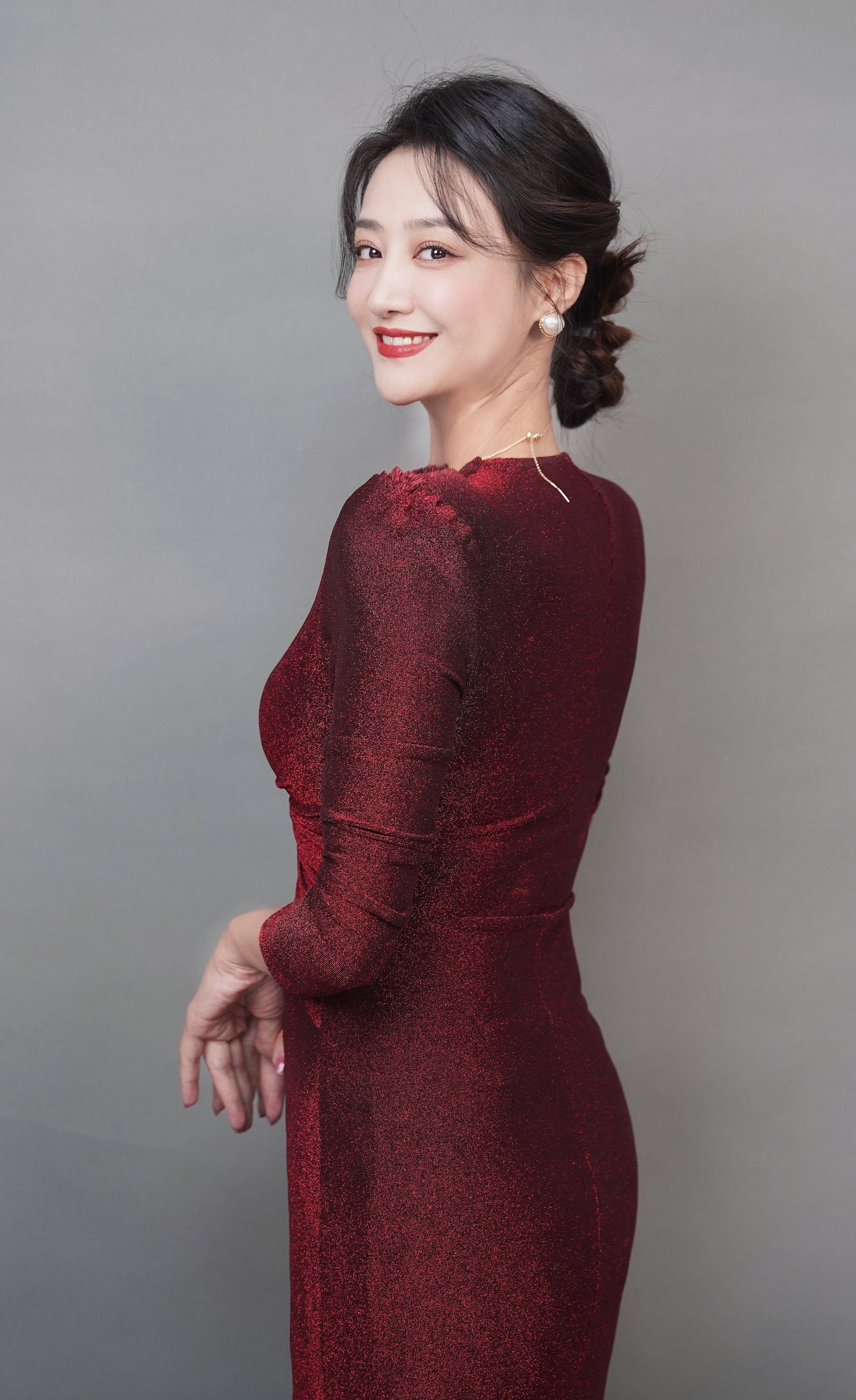Zuo Yan: Inheriting traditional culture with cheongsam, writing ...