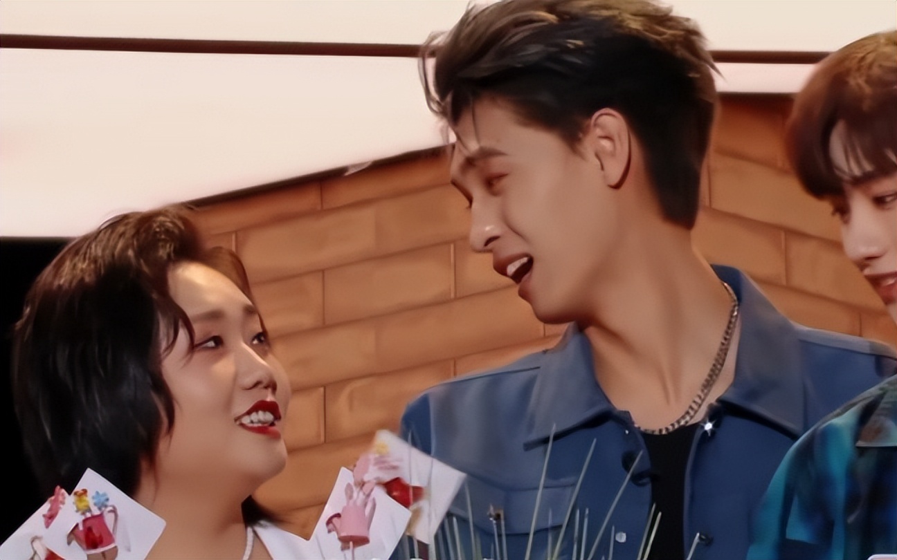 Qin Xiaoxian and Li Xueqin team kiss CP - iNEWS