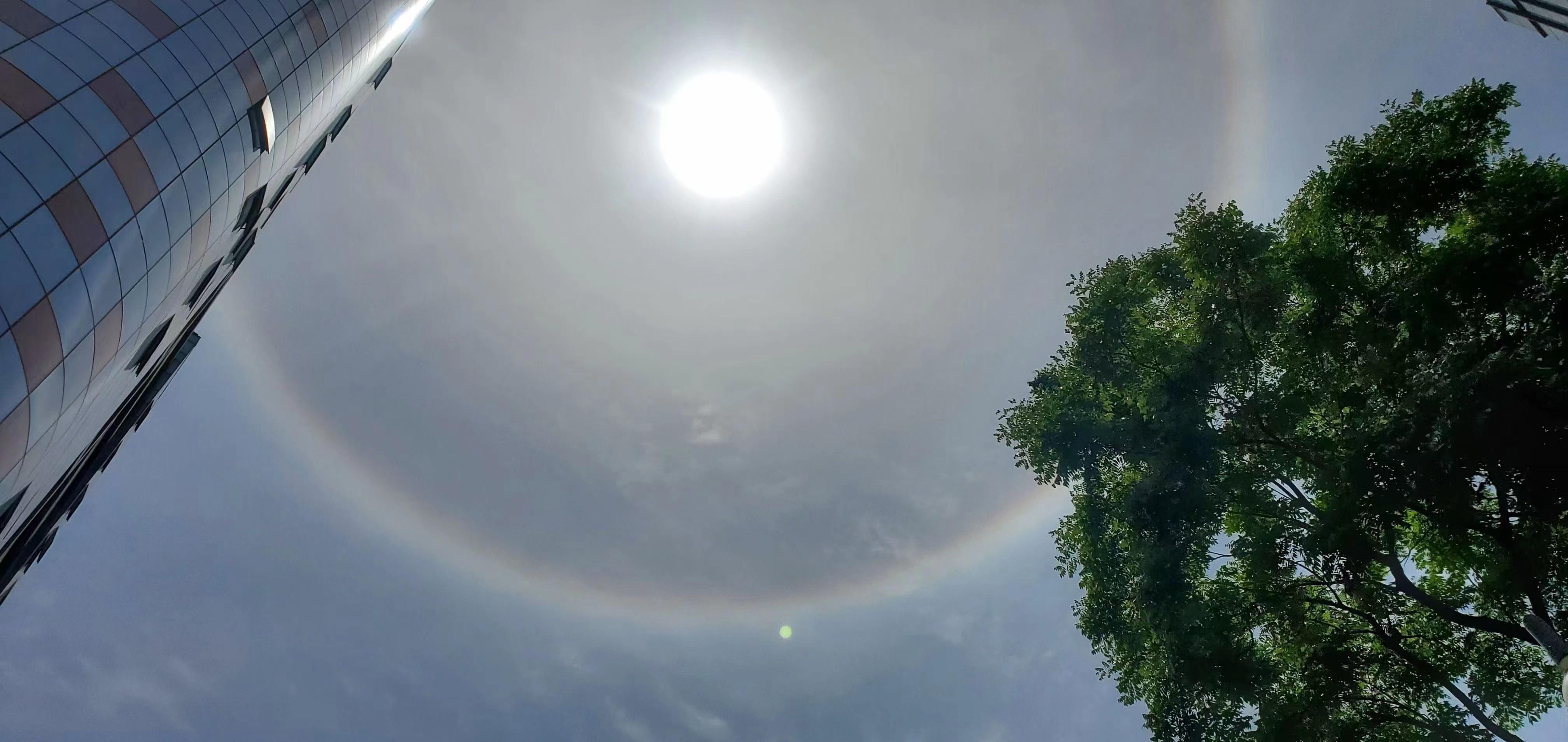 Coincidence or what?The spectacle of the sun halo in Chengdu on the ...