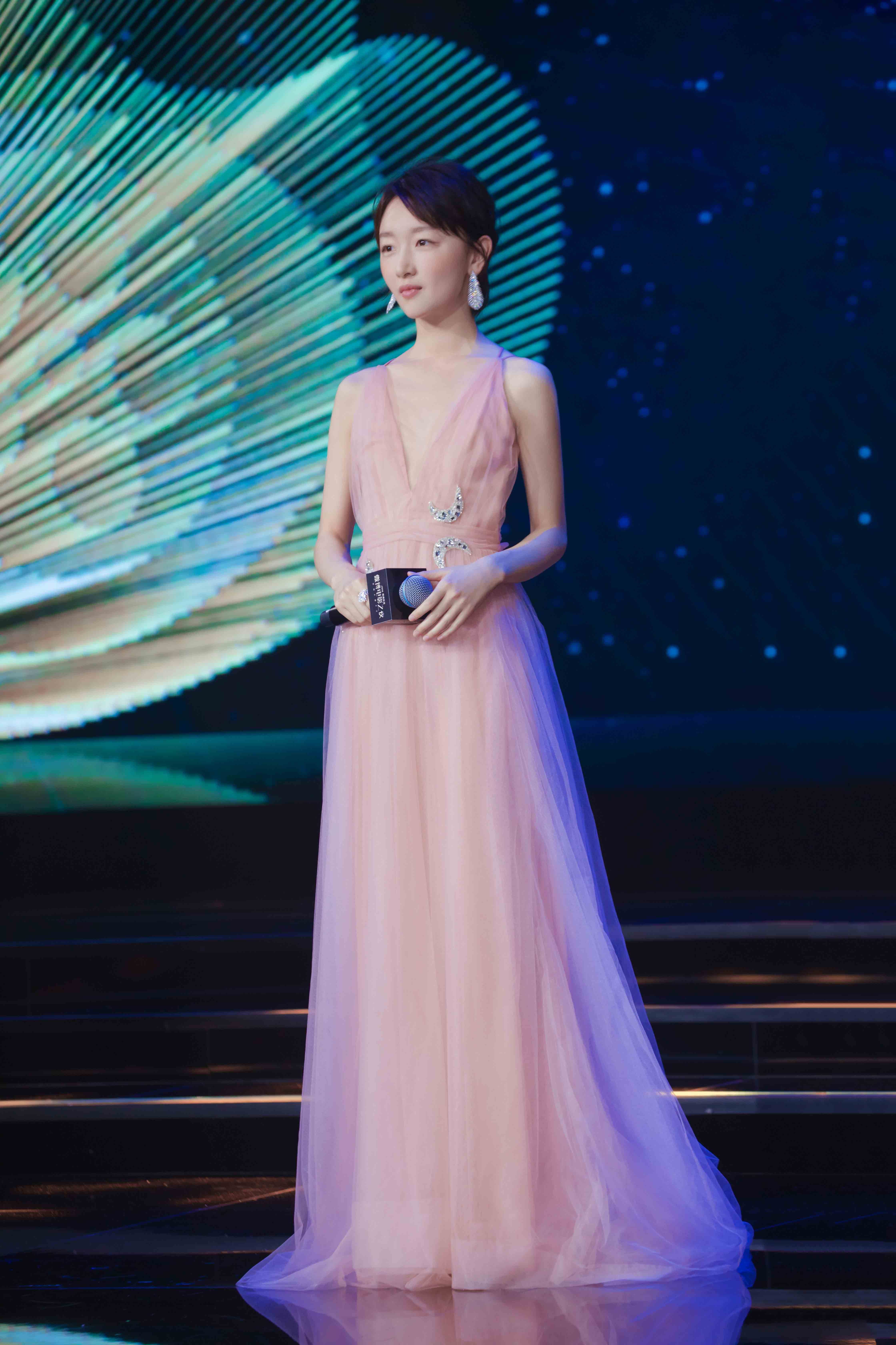 Zhou Dongyu: Let the whole crew shave their heads with me, insinuating ...