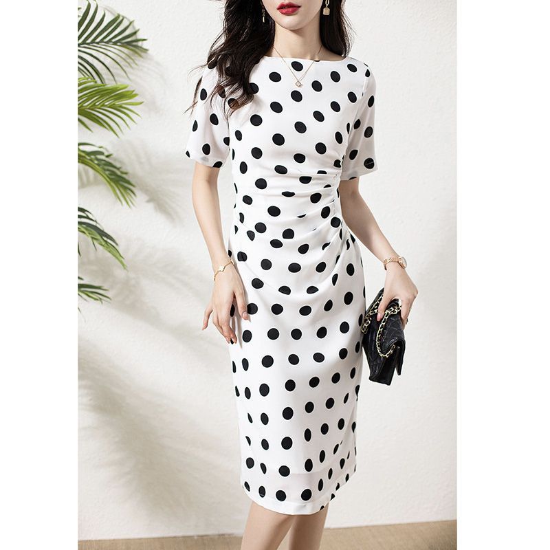 The elegant style of middle-aged women! 6 polka dot dresses make you ...