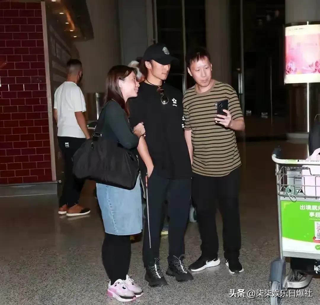 Nicholas Tse returns to Hong Kong with his 16-year-old son! Lucas ...