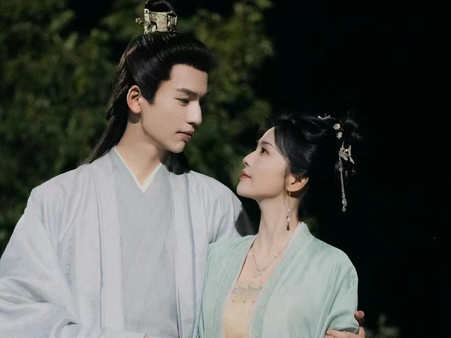 Zhang Linghe covers the sun for Bailu, love at public expense is so ...