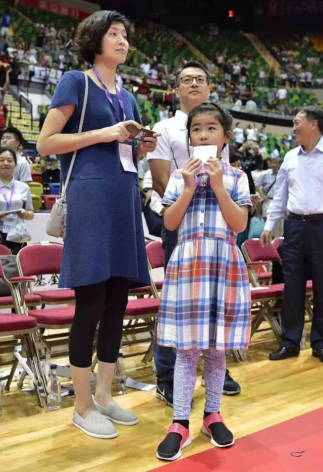 Yao Ming's family of three are in the same frame, 12-year-old Yao ...