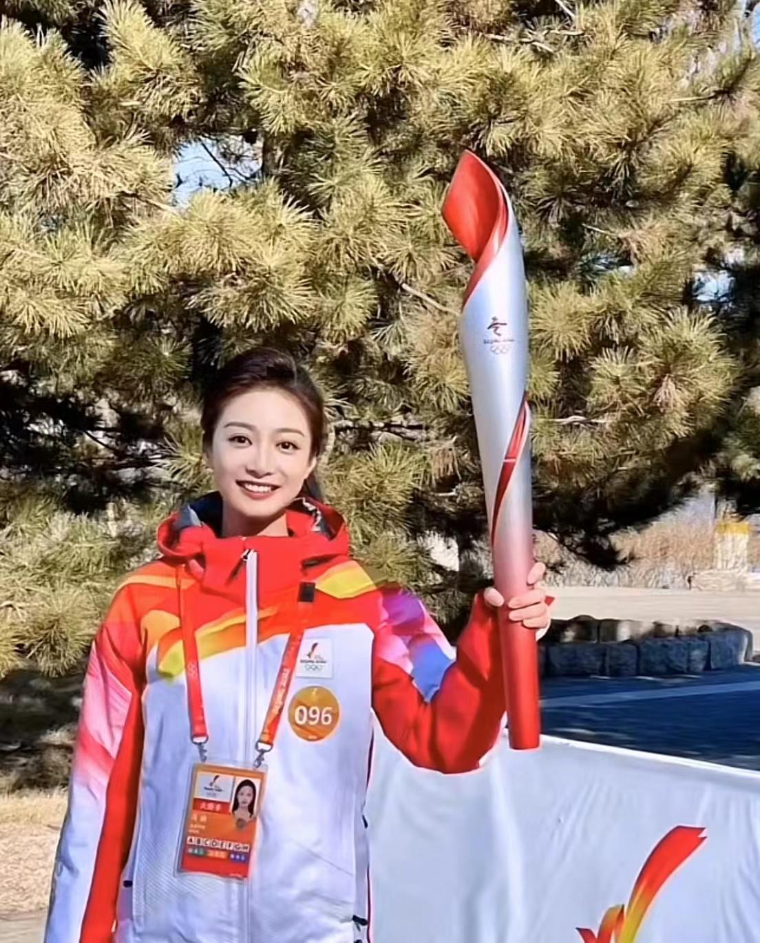 "The most beautiful leader" Feng Lin hosted the graduation ceremony ...