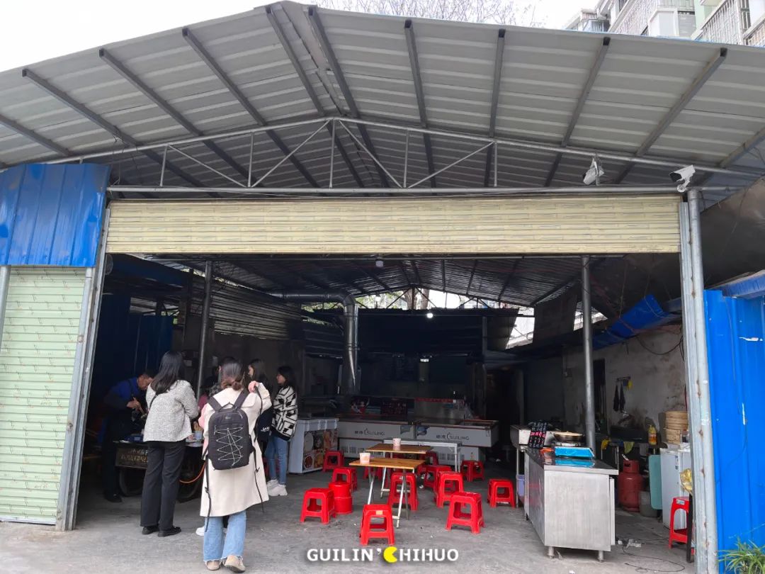 This barbecue in Guilin is opened in an old tin shed, and you have to ...
