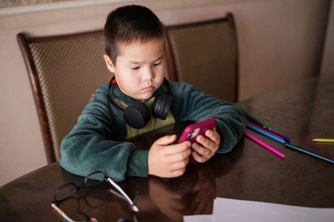 "Mom, can I play with my phone for a while?" Parents' answers are ...