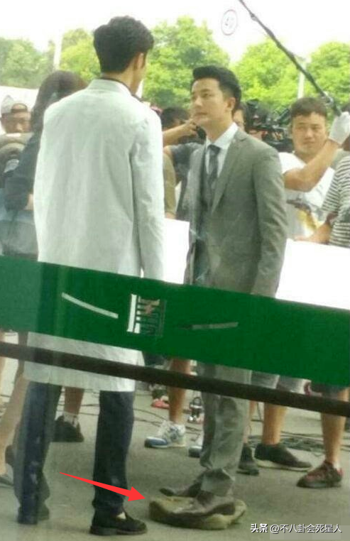 Huang Xiaoming steps on 7cm height-enhancing shoes, Yang Yang's body ...