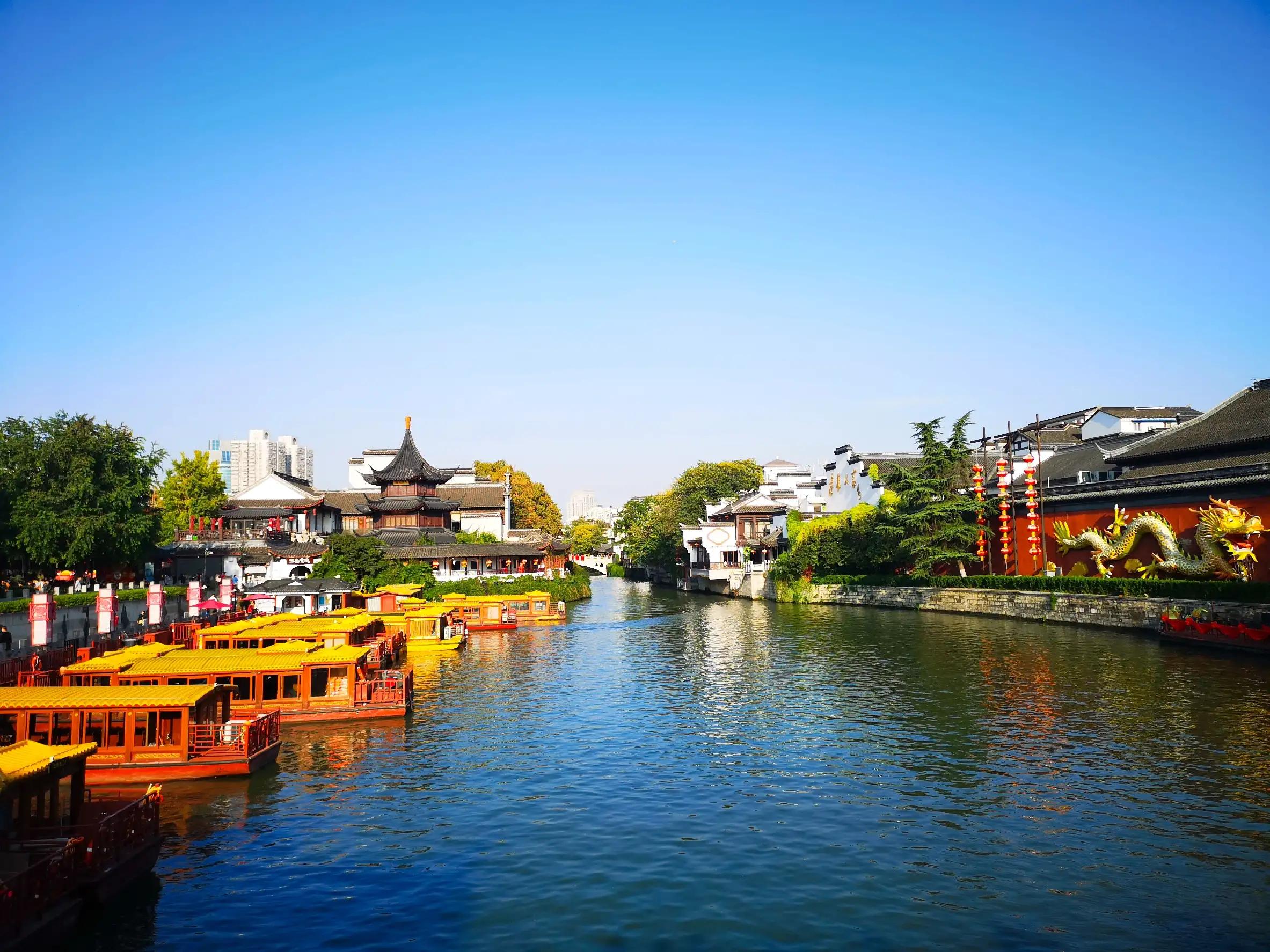 Entering the Dacheng Hall of Nanjing Confucius Temple - iNEWS