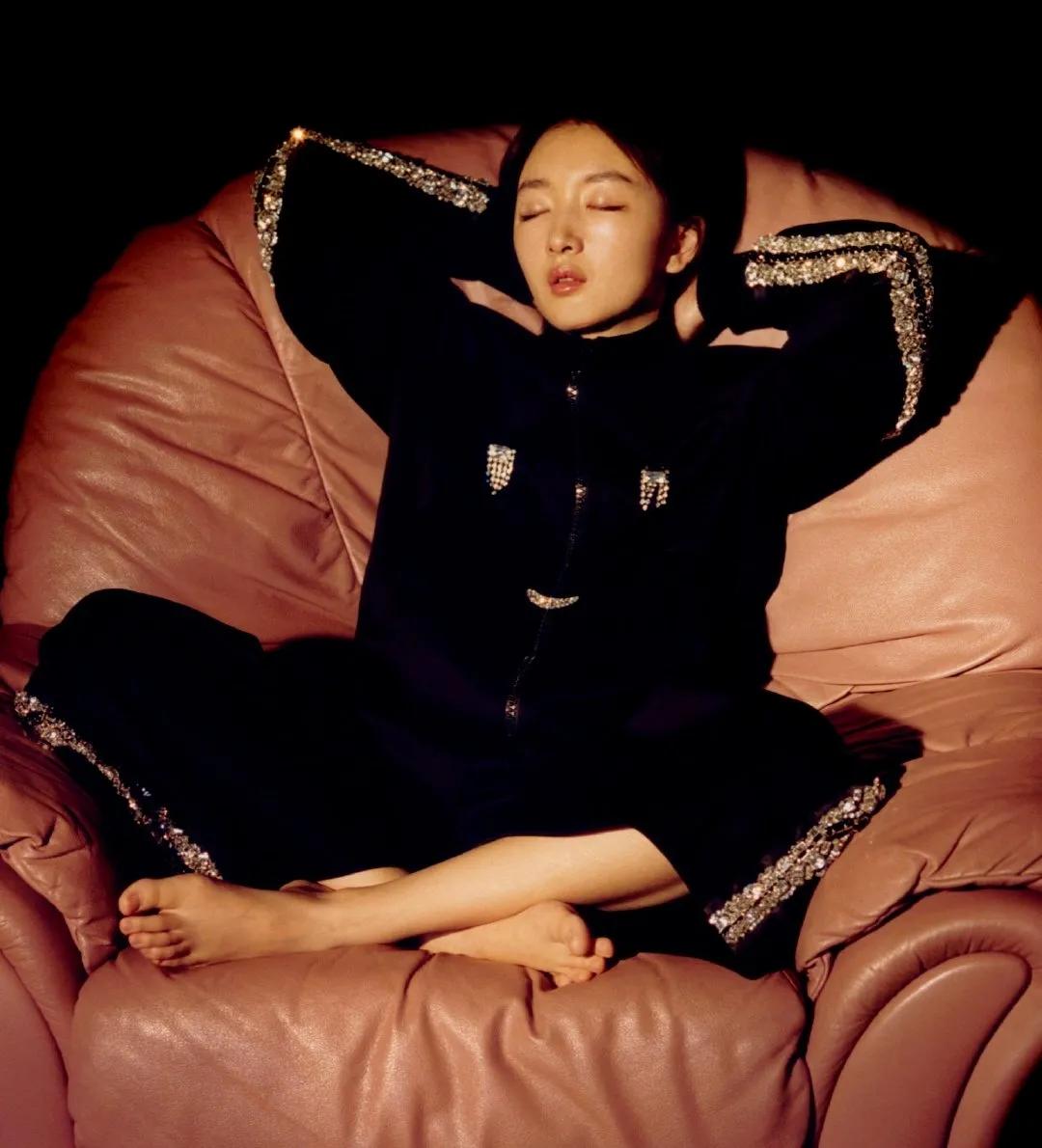 Goddess Zhou Dongyu's beautiful feet - iNEWS