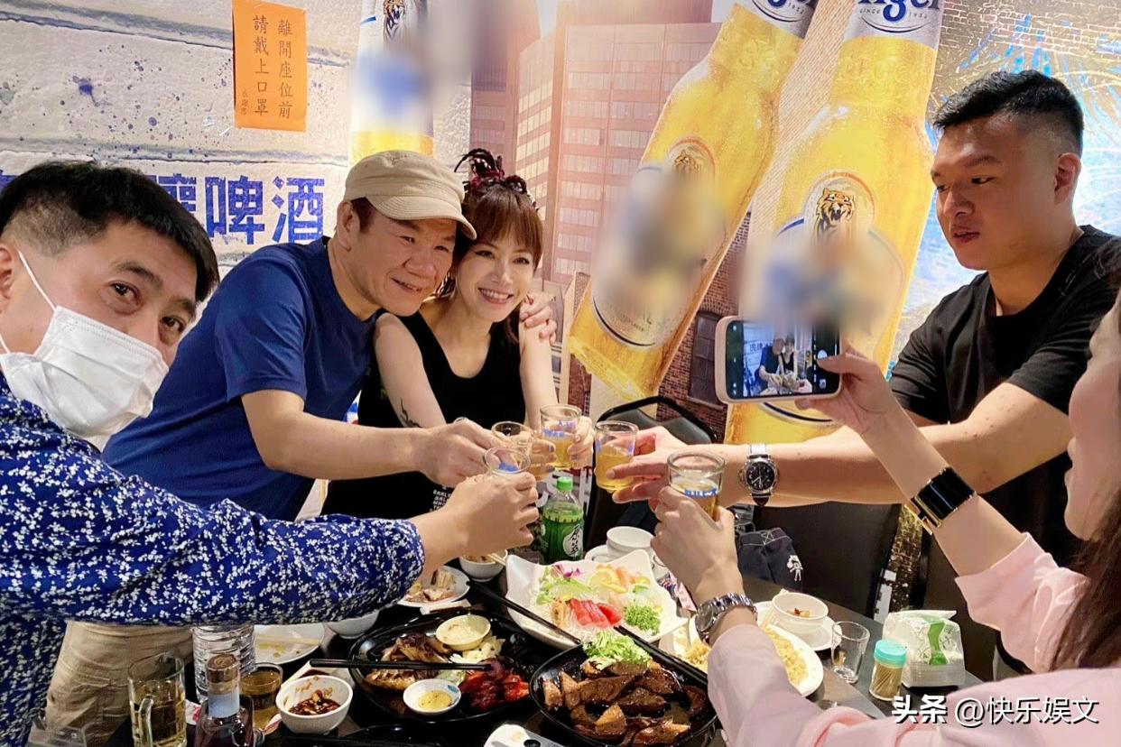 61-year-old Zhao Chuan drinks at a food stall!Hug Xu Huaiyu, 17 years ...