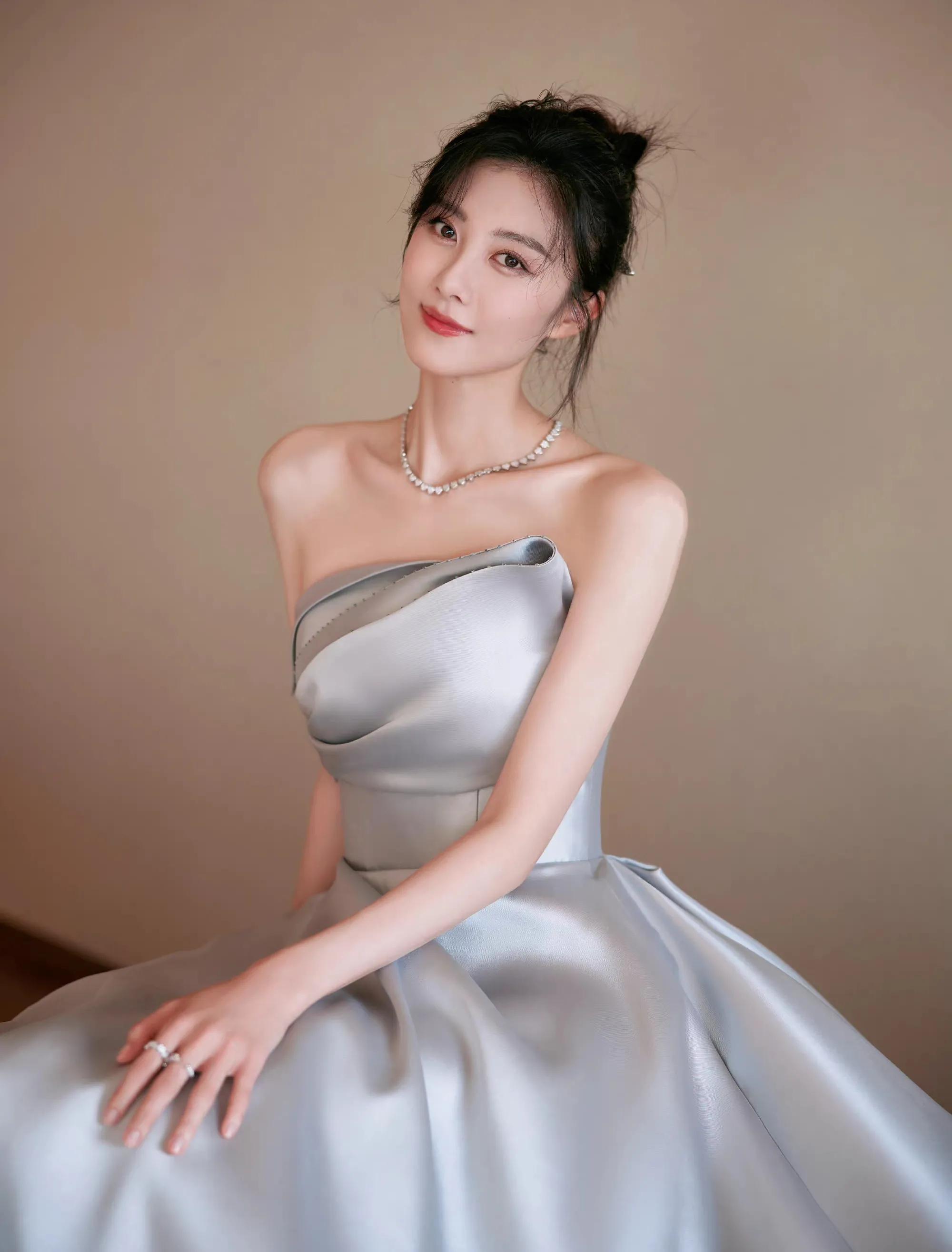 Beautiful actress Cao Feiran - iNEWS