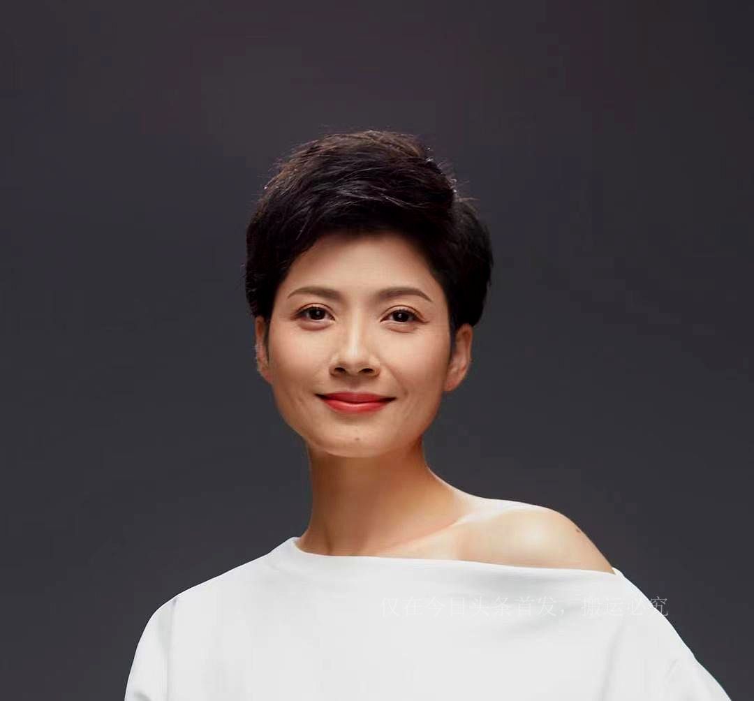 Former CCTV host Ji Xueping changed careers, and she is still beautiful ...