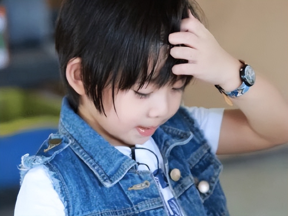 Kimi is in the same frame as his father Jimmy Lin, who is bigger than ...