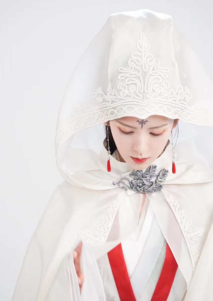 Zhang Yuxi feels cold about the fashion style of Feng Lixue in white ...