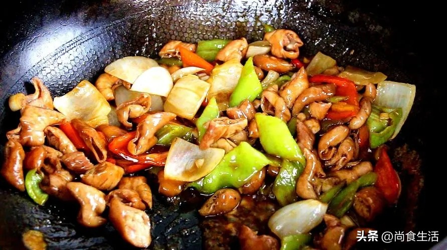 The practice of fried pig intestines, food production, healthy ...