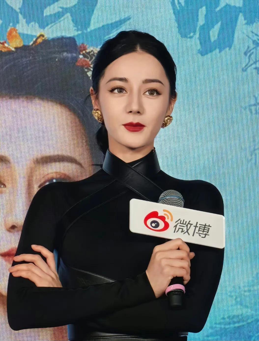 Di Lieba wears a tight black slit skirt, showing off her perfect figure ...