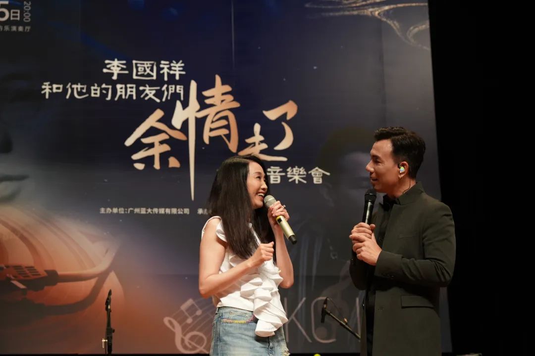 The night before last, Li Guoxiang and his friends sang "I'm Still in ...