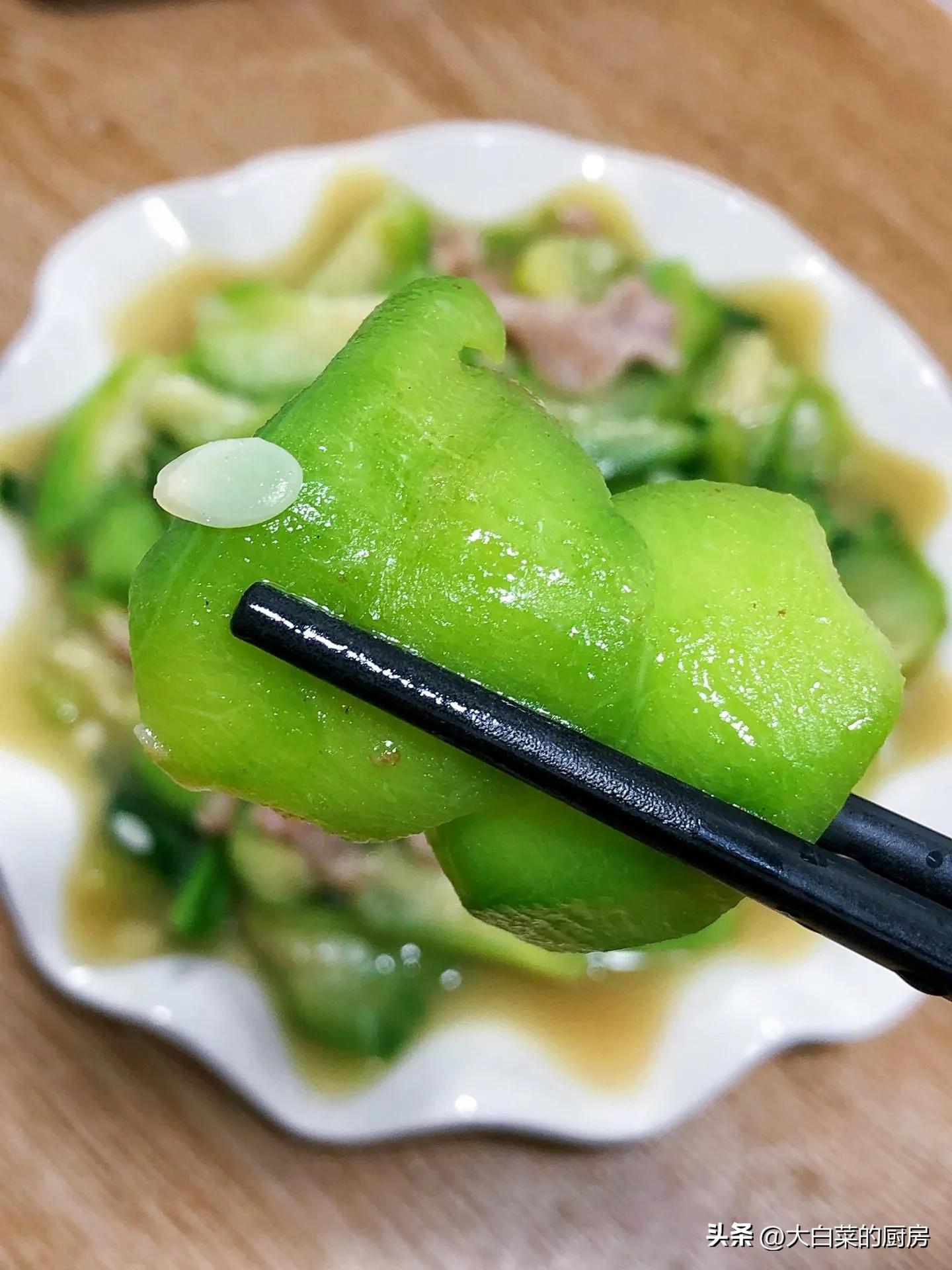 The season of eating loofah is here! The loofah braised meat made by my ...