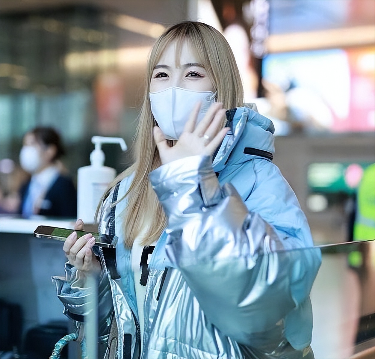 Ma Rong immigrated successfully, changed a new avatar and started a new ...