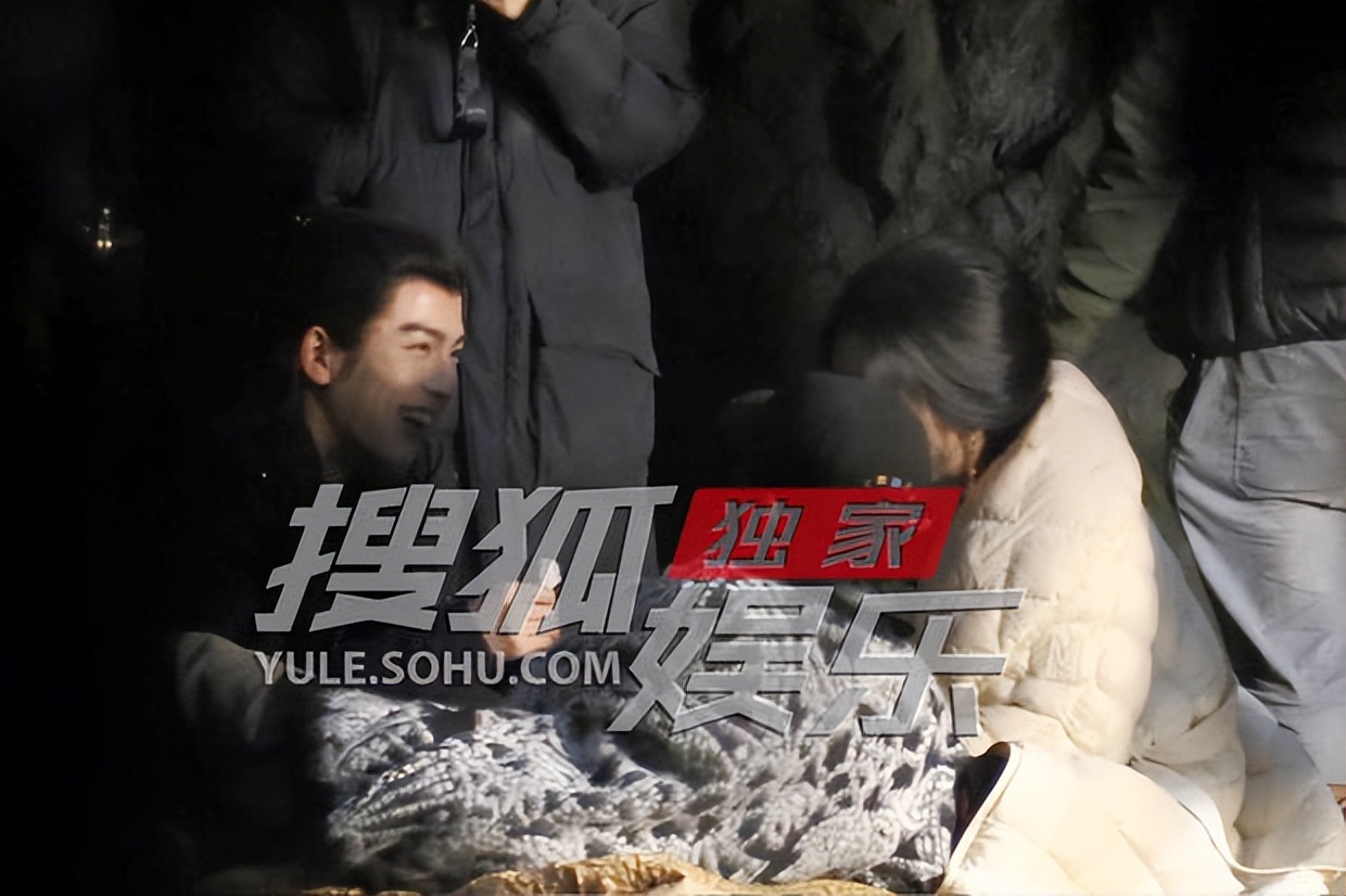 Guo Jingming lay on his side to give lectures to Yu Shuxin and Zhang ...