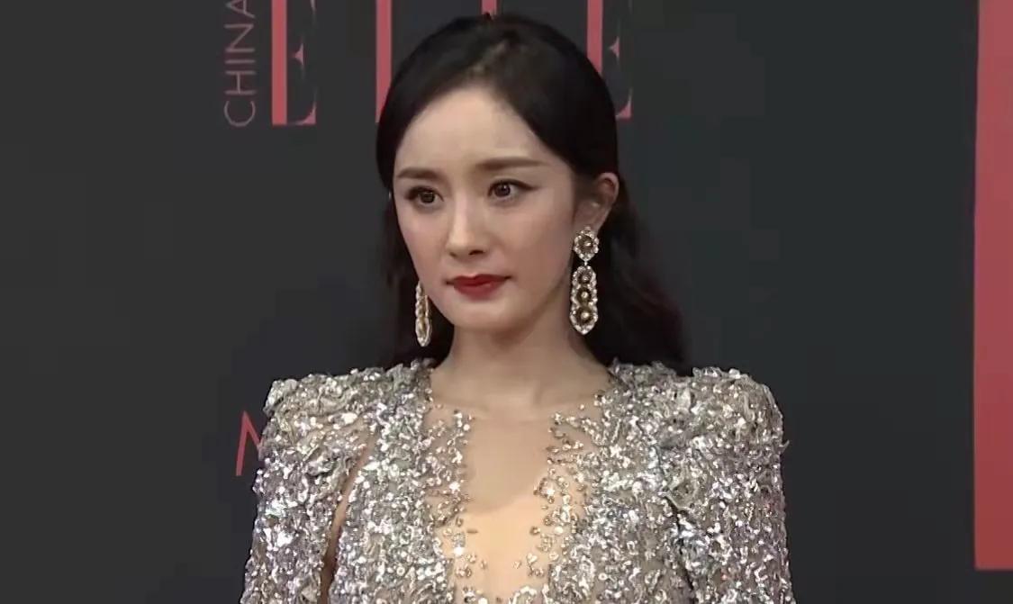 Yang Mi walked on the red carpet and was photographed by passers-by ...