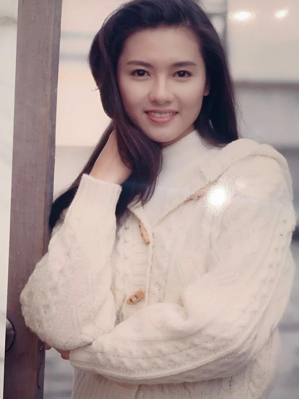 From pure to charming, Li Lizhen interprets a different life - iNEWS