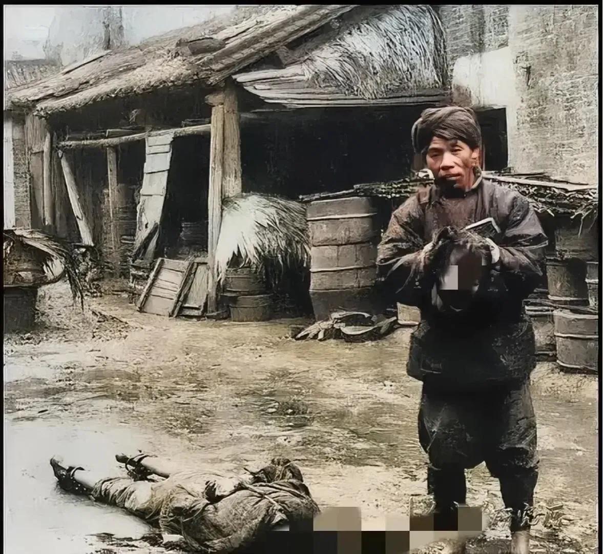 In 1905, Caishikou, Beiping, a photo of an executioner who had just ...