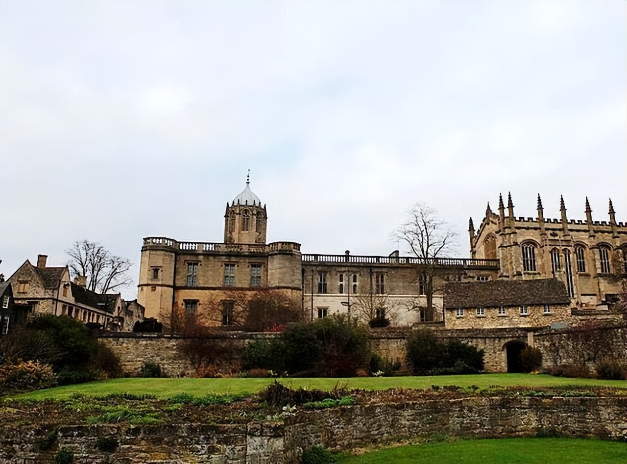 The rise of Oxford University in the Middle Ages and the development ...
