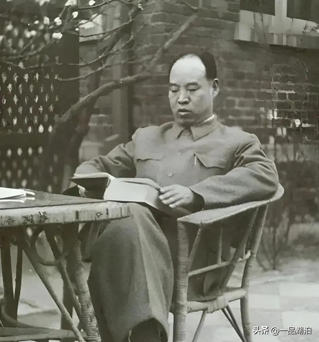 In 1963, the five leaders took a group photo. Mr. Deng stood aside, and Chen Yi leaned on ...