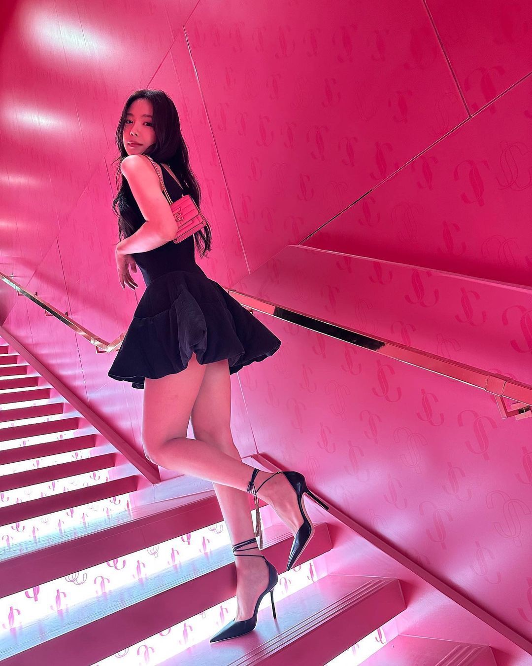 Son Na Eun is getting more and more YG style?Black mini skirt, high ...