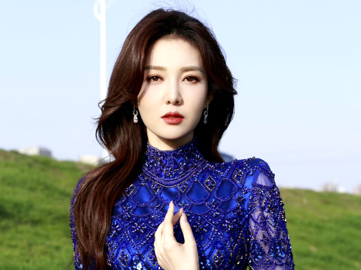 The goddess who hosts the movie channel, has good looks, good ...